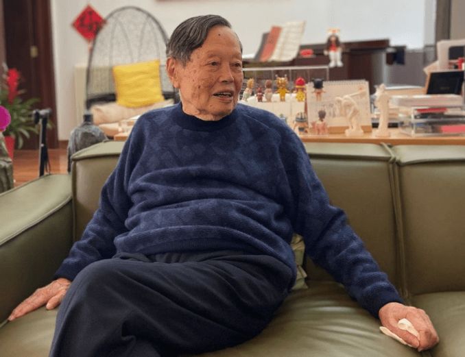 101歲楊振寧露面！臉頰凹陷嘴脣乾裂似缺水... - 熱搜 - iNewsDB 日日新聞．掌握每日新鮮事