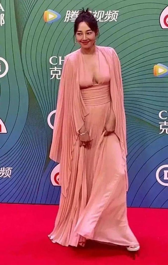 白百何復出秀身材翻車！網友嘲諷：像農村婦女沒氣質 - 娛樂 - iNewsDB 日日新聞．掌握每日新鮮事