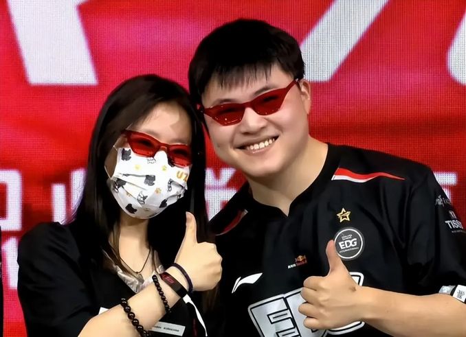 “Uzi紅眼鏡Cos薇恩”火了，粉絲合照名場面，盧錫安團操作有點拉 - 遊戲 - iNewsDB 日日新聞．掌握每日新鮮事