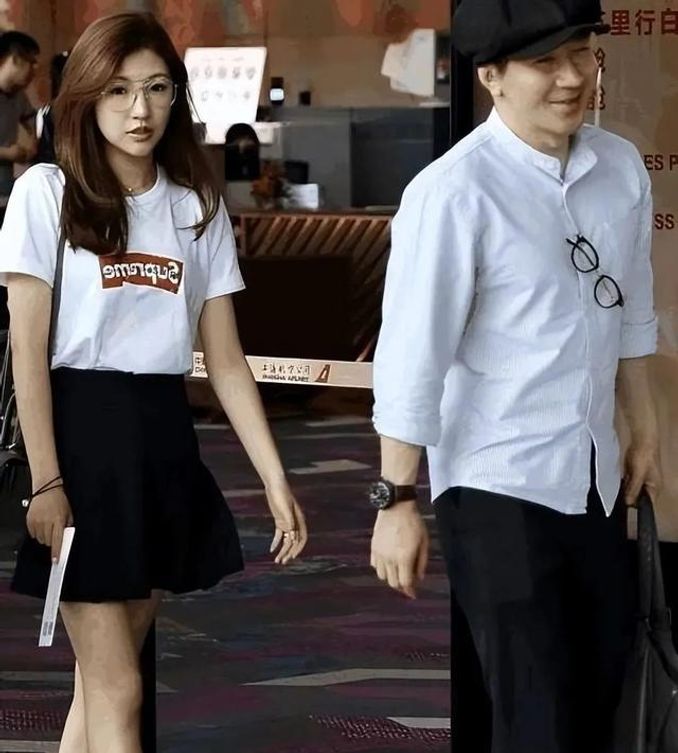 劉謙罕見帶嬌妻露面，小11歲的老婆顏值不輸明星