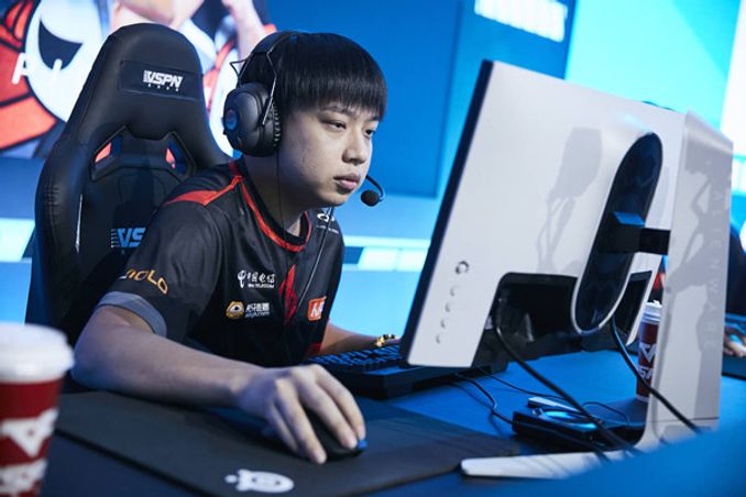 【名場面】寵兒WCG力挽狂瀾，70kg無視閃光上演狙神時刻 - 遊戲 - iNewsDB 日日新聞．掌握每日新鮮事