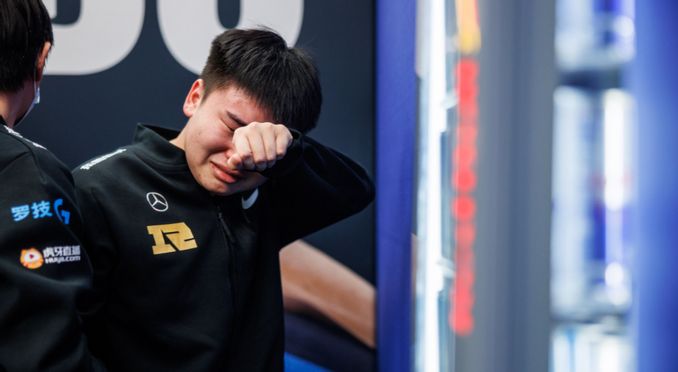 RNG不敵T1遺憾淘汰，賽後休息室打野Wei掩面痛哭 - 遊戲 - iNewsDB 日日新聞．掌握每日新鮮事