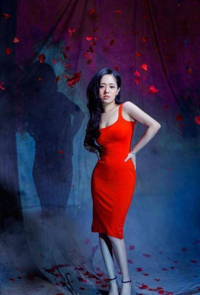 蒼老師身穿紅色連衣裙，不經意間露出了肚臍眼 - 娛樂 - iNewsDB 日日新聞．掌握每日新鮮事