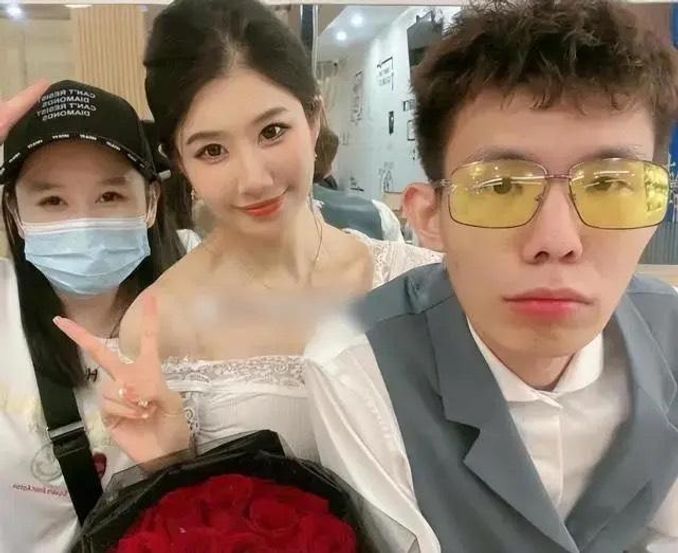 LOL男孩的對決？女孩埋埋當著AJ面前親吻張嘉文，西瓜妹妹成神助攻 - 遊戲 - iNewsDB 日日新聞．掌握每日新鮮事