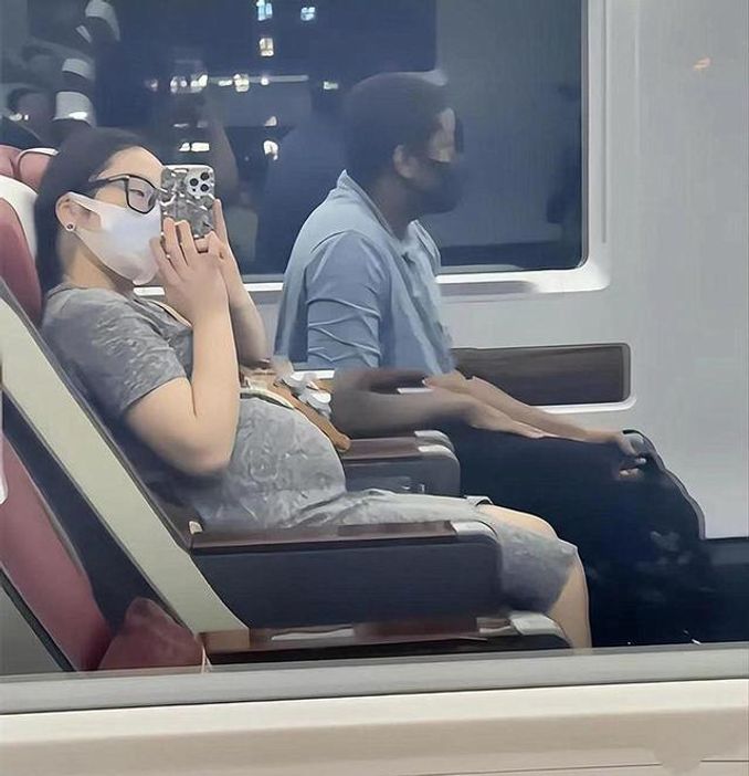 為了愛情00後網紅週週，遠赴西非官宣產子，孩子膚色遭網友質疑 - 娛樂 - iNewsDB 日日新聞．掌握每日新鮮事