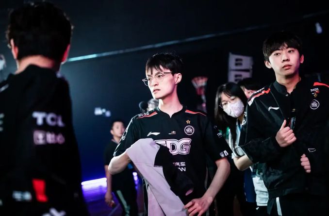 EDG輕鬆戰勝AL！Uzi吐露心聲，上單Ale逗笑澱粉 - 遊戲 - iNewsDB 日日新聞．掌握每日新鮮事