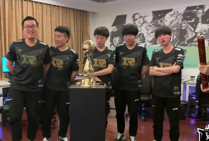 RNG擊敗T1奪冠，Gala和小明擊掌慶祝，Faker臉色鐵青 - 遊戲 - iNewsDB 日日新聞．掌握每日新鮮事