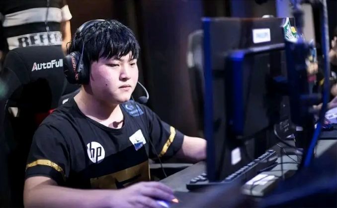 uzi巔峰期真不弱，deft：uzi是我最敬佩的選手之一