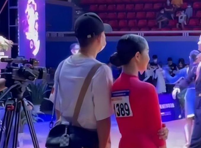 文章大女兒看話劇被拍！牽爸爸手走路顯緊張，14歲個子接近成年人 - 娛樂 - iNewsDB 日日新聞．掌握每日新鮮事