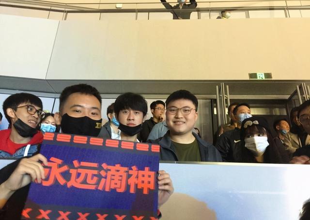 S10兩大牌面：Uzi現場觀戰！Faker以另類方式降臨？ - 電競 - iNewsDB 日日新聞．掌握每日新鮮事