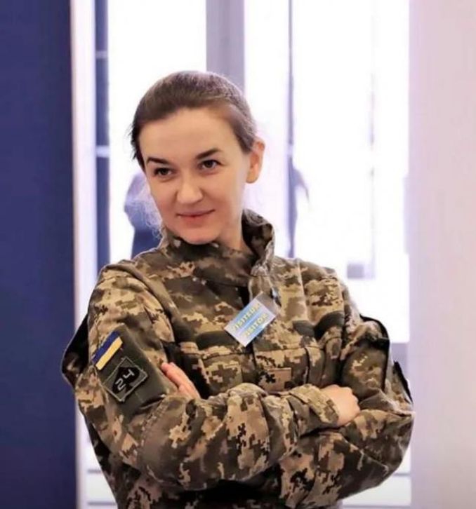 痛心！美麗的烏克蘭女兵 VS 堆積如山的屍體 - 熱搜 - iNewsDB 日日新聞．掌握每日新鮮事