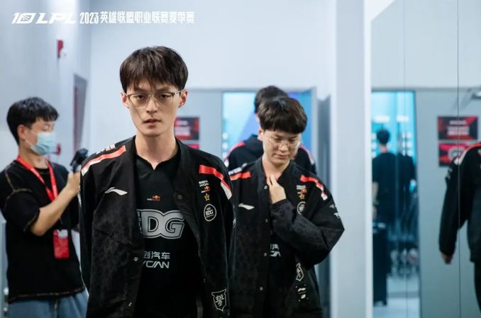 全體起立！EDG讓1追2拿下WE，Uzi的紅眼鏡薇恩終於來了，值得信賴