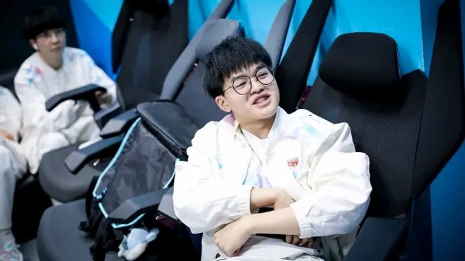 uzi巔峰期真不弱，deft：uzi是我最敬佩的選手之一