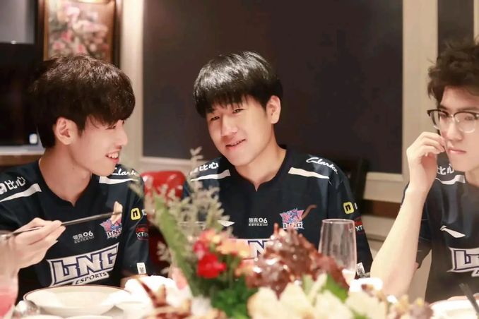 “369復刻Theshy盒飯劍魔圖”火了，十次擊敗Scout，國產中單崛起