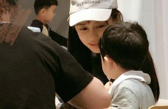 小海綿跟baby一同拍廣告，結束後準備離開，對媽媽依依不捨 - 娛樂 - iNewsDB 日日新聞．掌握每日新鮮事